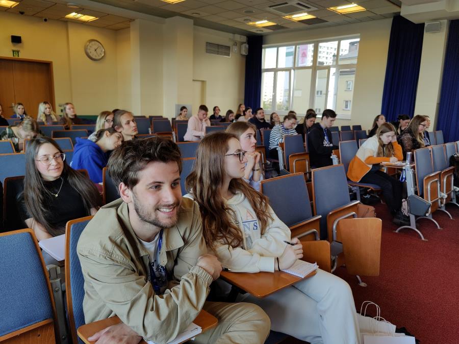 Czym są pytania jawne i niejawne na maturze ustnej?